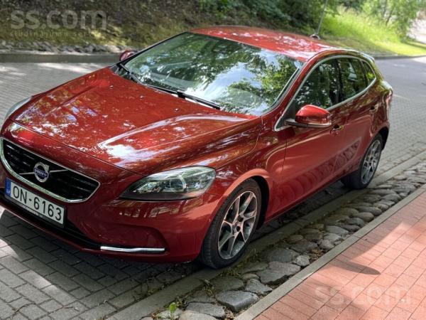 Sarkans Volvo V40 2015 Bauska, ar dzinēja tilpumu 2.00 L un nobraukumu 214 tūkst. km par 5700 €, foto 1 vietnē AUTOMOTO.COM.LV
