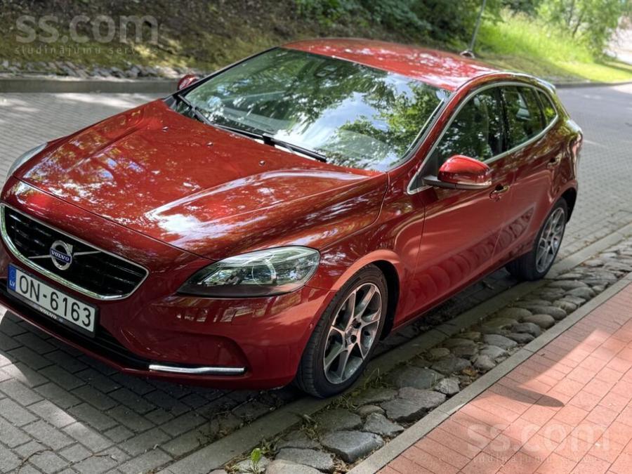 Sarkans Volvo V40 2015 Bauska, ar dzinēja tilpumu 2.00 L un nobraukumu 214 tūkst. km par 5700 €, foto 1 vietnē AUTOMOTO.COM.LV