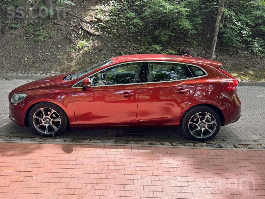 Sarkans Volvo V40 2015 Bauska, ar dzinēja tilpumu 2.00 L un nobraukumu 214 tūkst. km par 5700 €, foto 4 vietnē AUTOMOTO.COM.LV