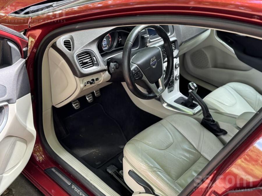 Sarkans Volvo V40 2015 Bauska, ar dzinēja tilpumu 2.00 L un nobraukumu 214 tūkst. km par 5700 €, foto 12 vietnē AUTOMOTO.COM.LV