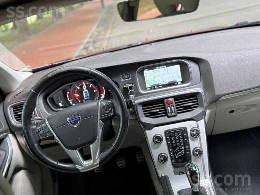 Sarkans Volvo V40 2015 Bauska, ar dzinēja tilpumu 2.00 L un nobraukumu 214 tūkst. km par 5700 €, foto 13 vietnē AUTOMOTO.COM.LV