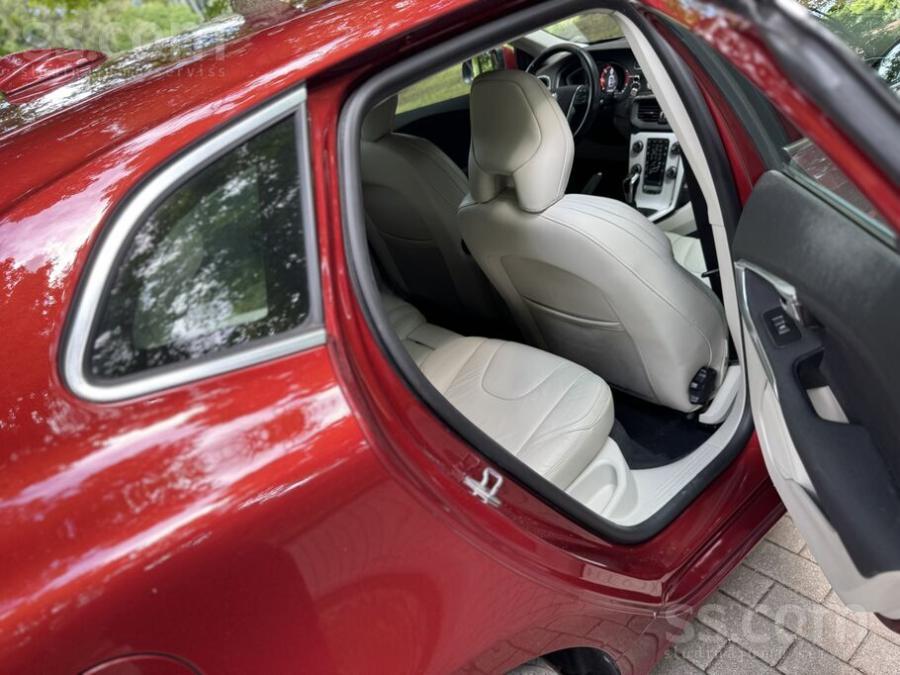 Sarkans Volvo V40 2015 Bauska, ar dzinēja tilpumu 2.00 L un nobraukumu 214 tūkst. km par 5700 €, foto 16 vietnē AUTOMOTO.COM.LV