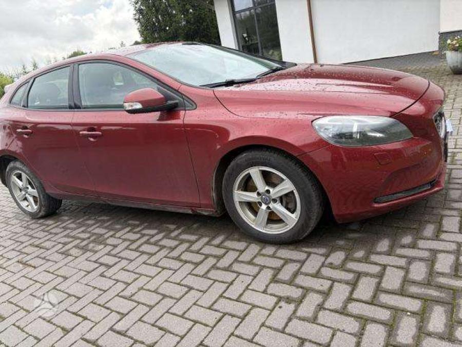 Red Volvo V40 2015 in Marijampole, with an engine capacity of 1.98 L and mileage of 299 thousand km for 10400 €, photo 9 on AUTOMOTO.COM.LV