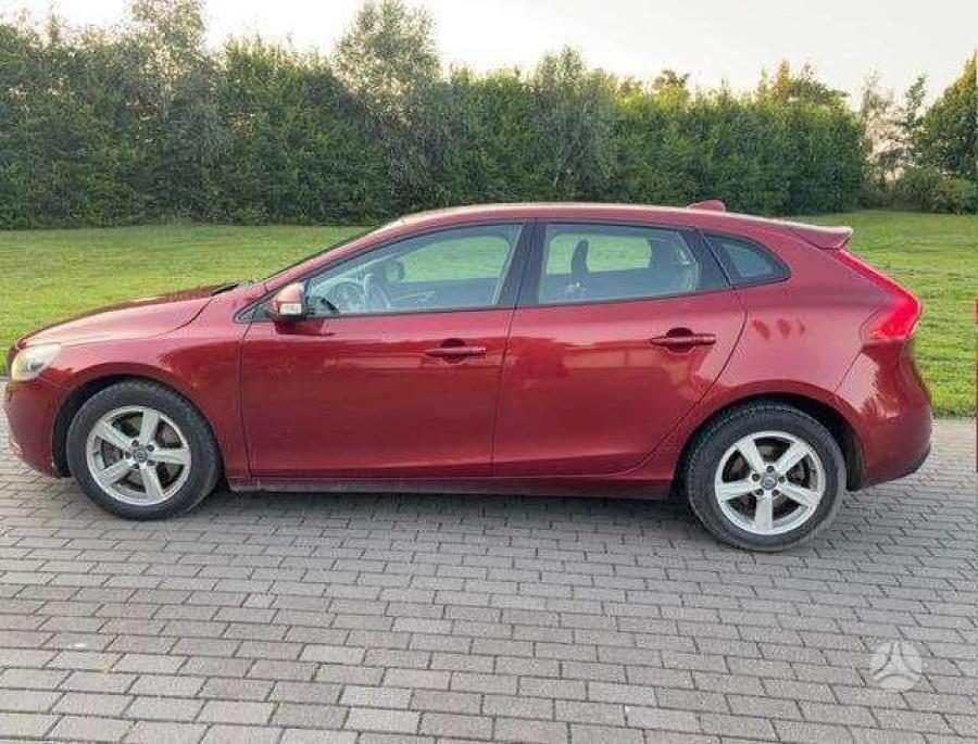Red Volvo V40 2015 in Marijampole, with an engine capacity of 1.98 L and mileage of 299 thousand km for 10400 €, photo 13 on AUTOMOTO.COM.LV