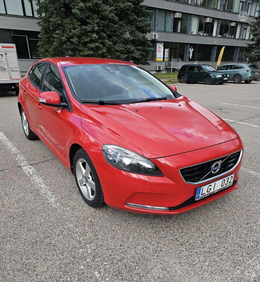 Red Volvo V40 2015 in Vilnius, with an engine capacity of 1.56 L and mileage of 174 thousand km for 5900 €, photo 1 on AUTOMOTO.COM.LV