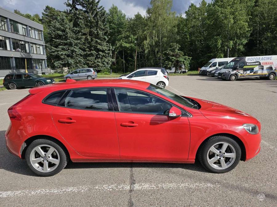 Red Volvo V40 2015 in Vilnius, with an engine capacity of 1.56 L and mileage of 174 thousand km for 5900 €, photo 3 on AUTOMOTO.COM.LV