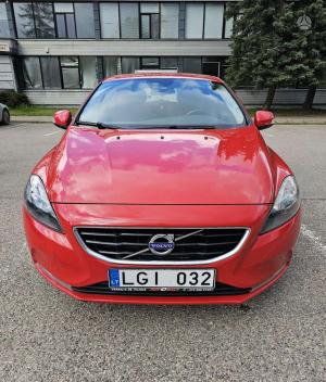 Red Volvo V40 2015 in Vilnius, with an engine capacity of 1.56 L and mileage of 174 thousand km for 5900 €, photo 4 on AUTOMOTO.COM.LV
