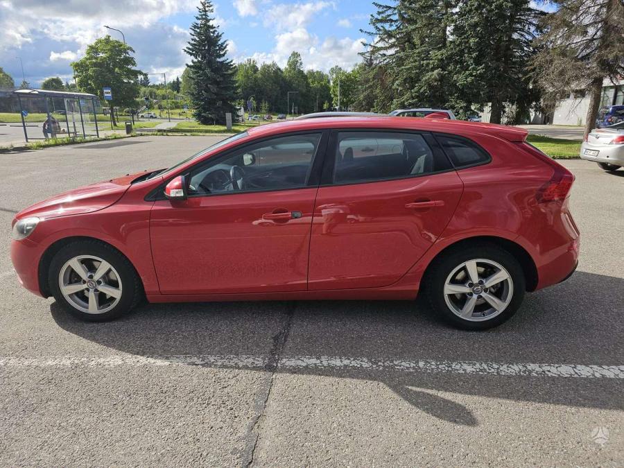 Red Volvo V40 2015 in Vilnius, with an engine capacity of 1.56 L and mileage of 174 thousand km for 5900 €, photo 5 on AUTOMOTO.COM.LV
