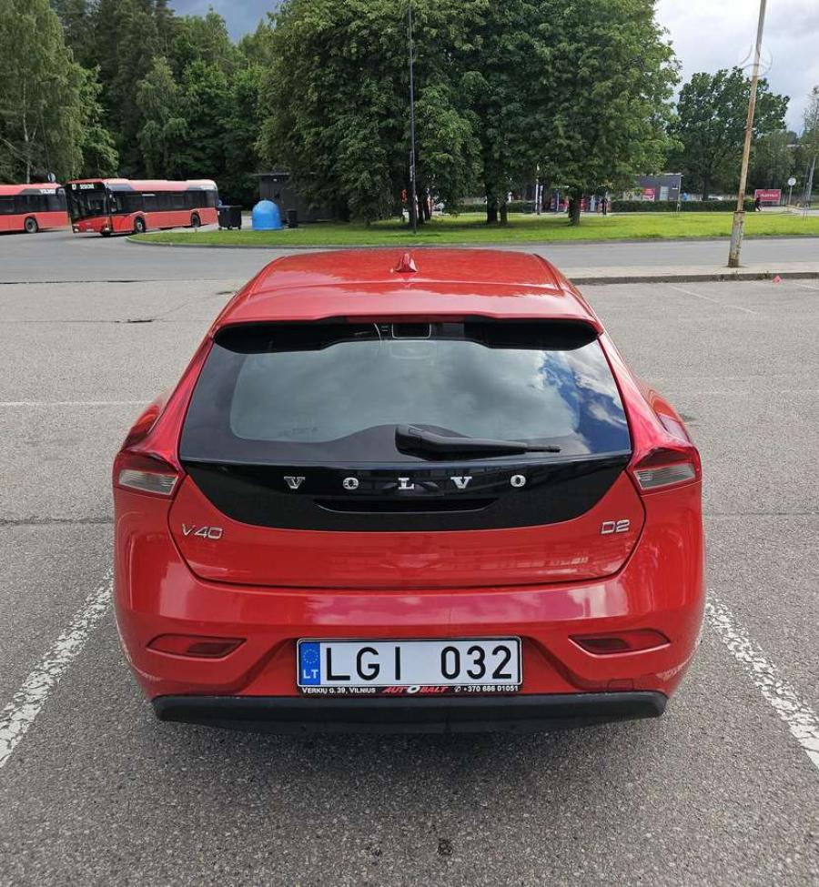 Red Volvo V40 2015 in Vilnius, with an engine capacity of 1.56 L and mileage of 174 thousand km for 5900 €, photo 6 on AUTOMOTO.COM.LV