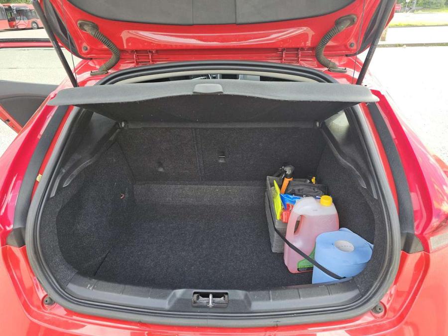 Red Volvo V40 2015 in Vilnius, with an engine capacity of 1.56 L and mileage of 174 thousand km for 5900 €, photo 7 on AUTOMOTO.COM.LV