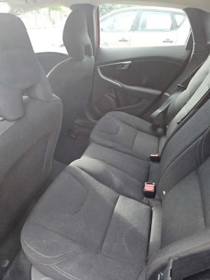 Red Volvo V40 2015 in Vilnius, with an engine capacity of 1.56 L and mileage of 174 thousand km for 5900 €, photo 8 on AUTOMOTO.COM.LV