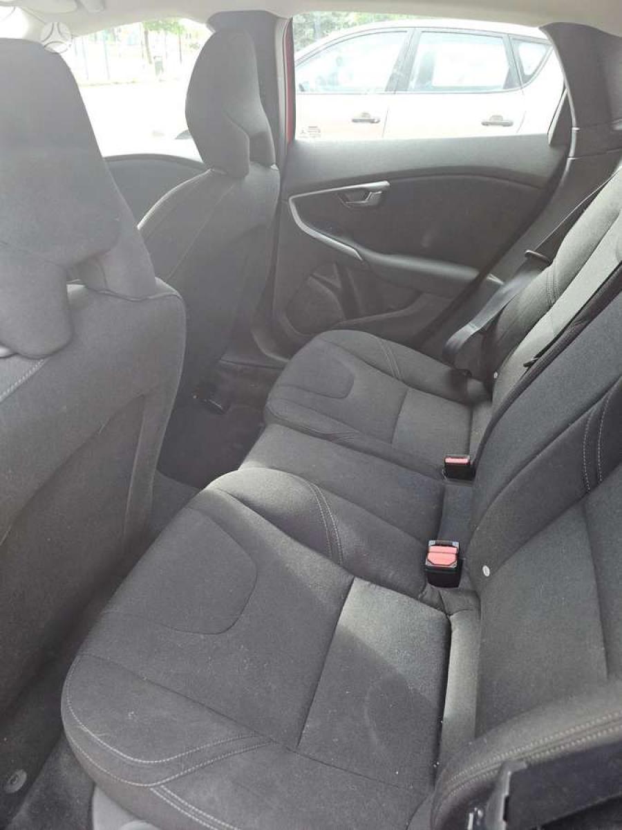 Red Volvo V40 2015 in Vilnius, with an engine capacity of 1.56 L and mileage of 174 thousand km for 5900 €, photo 8 on AUTOMOTO.COM.LV