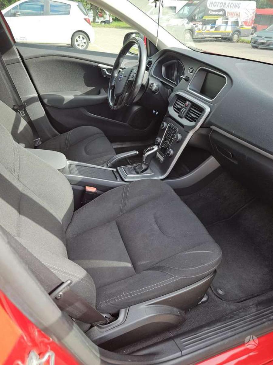 Red Volvo V40 2015 in Vilnius, with an engine capacity of 1.56 L and mileage of 174 thousand km for 5900 €, photo 9 on AUTOMOTO.COM.LV