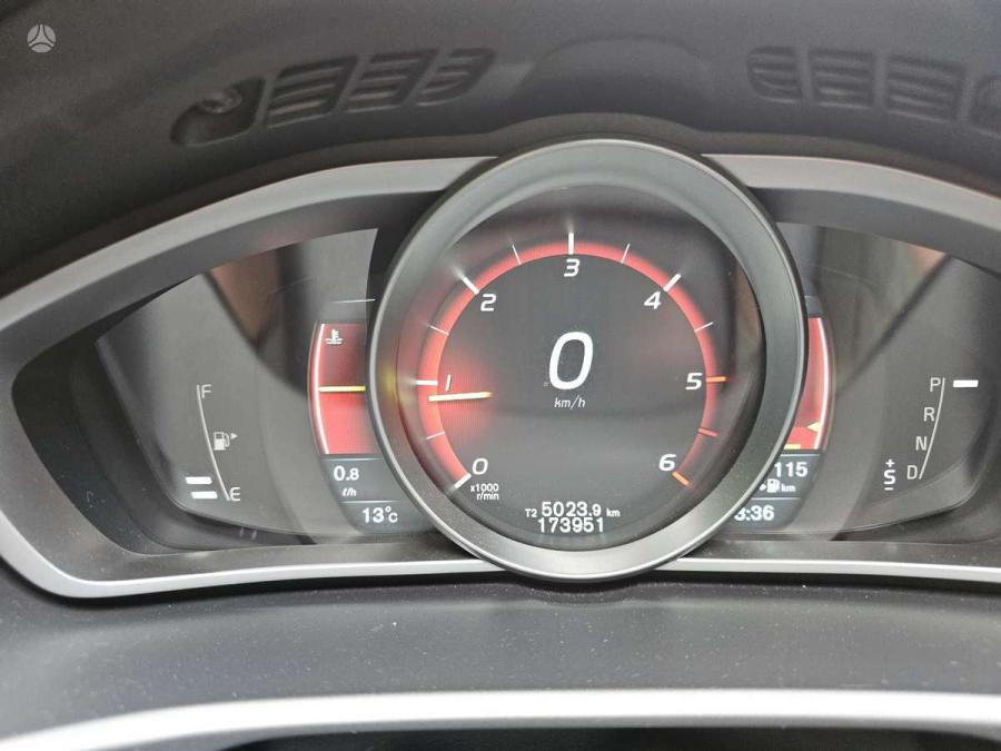 Red Volvo V40 2015 in Vilnius, with an engine capacity of 1.56 L and mileage of 174 thousand km for 5900 €, photo 12 on AUTOMOTO.COM.LV