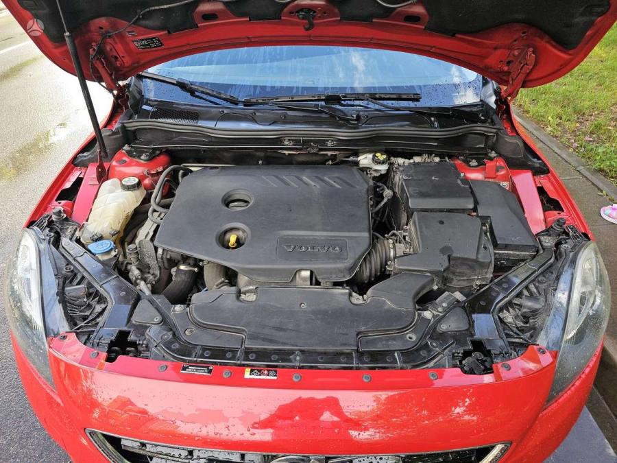 Red Volvo V40 2015 in Vilnius, with an engine capacity of 1.56 L and mileage of 174 thousand km for 5900 €, photo 13 on AUTOMOTO.COM.LV