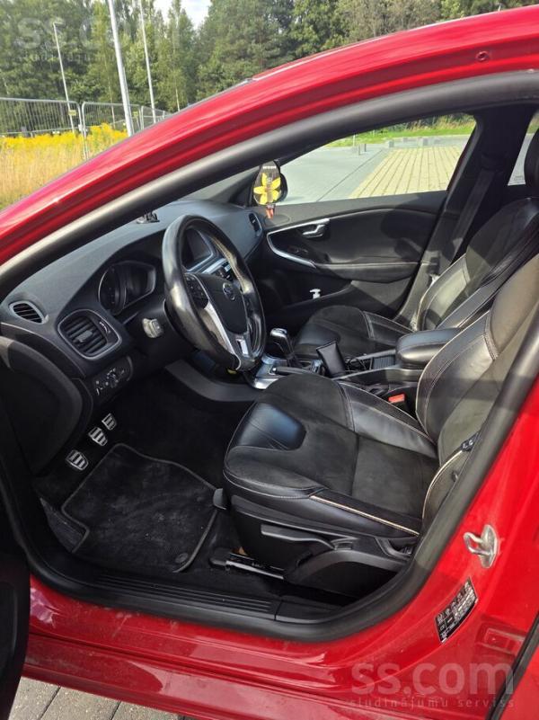 Red Volvo V40 2015 in Jurmala, with an engine capacity of 2.00 L and mileage of 270 thousand km for 7300 €, photo 4 on AUTOMOTO.COM.LV