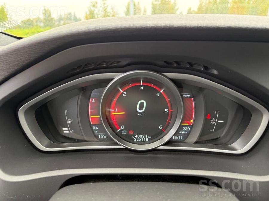 Красный Вольво В40 2015 в Елгава, объемом двигателя 2.00 л и пробегом 225 тыс. км за 5500 €, фото 5 на AUTOMOTO.COM.LV