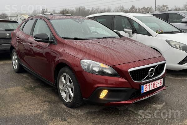 Red Volvo V40 2016 in Jelgava, with an engine capacity of 2.00 L and mileage of 257 thousand km for 6990 €, photo 1 on AUTOMOTO.COM.LV