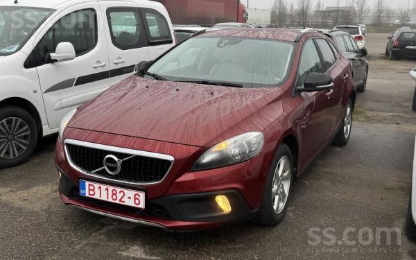 Red Volvo V40 2016 in Jelgava, with an engine capacity of 2.00 L and mileage of 257 thousand km for 6990 €, photo 2 on AUTOMOTO.COM.LV