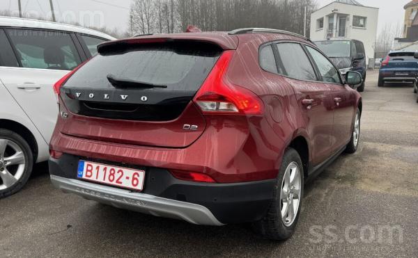 Red Volvo V40 2016 in Jelgava, with an engine capacity of 2.00 L and mileage of 257 thousand km for 6990 €, photo 3 on AUTOMOTO.COM.LV