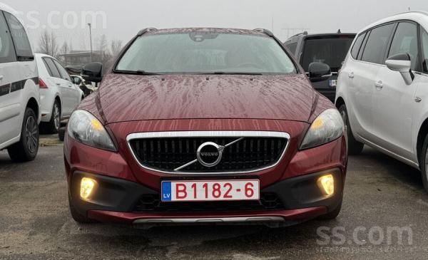 Red Volvo V40 2016 in Jelgava, with an engine capacity of 2.00 L and mileage of 257 thousand km for 6990 €, photo 9 on AUTOMOTO.COM.LV