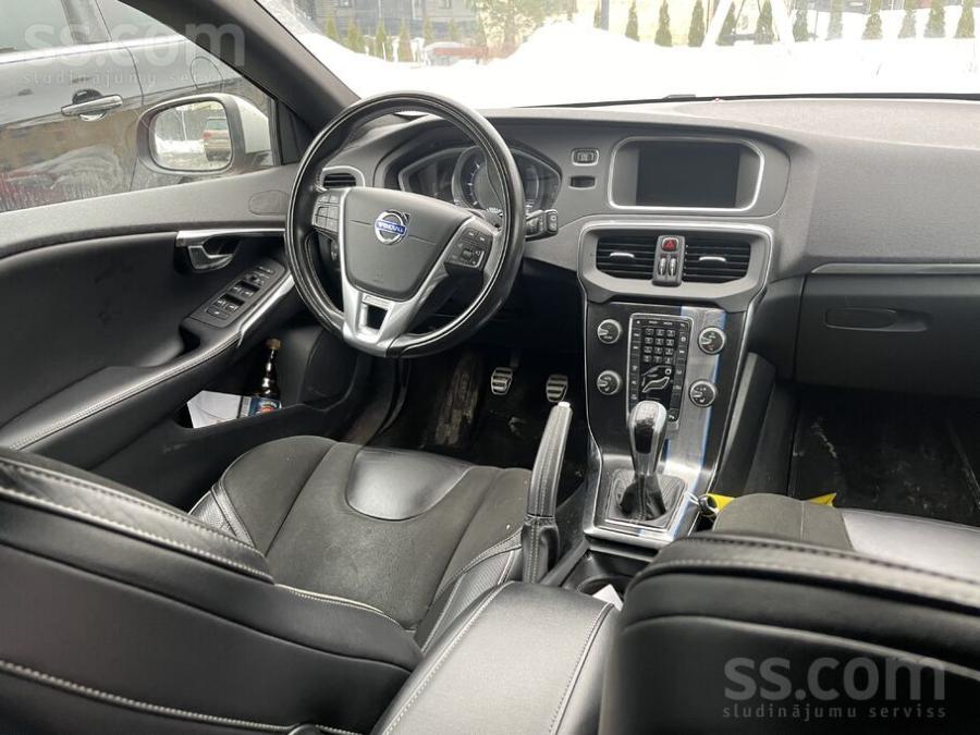 Red Volvo V40 2016 in Riga, with an engine capacity of 2.00 L and mileage of 268 thousand km for 6500 €, photo 3 on AUTOMOTO.COM.LV