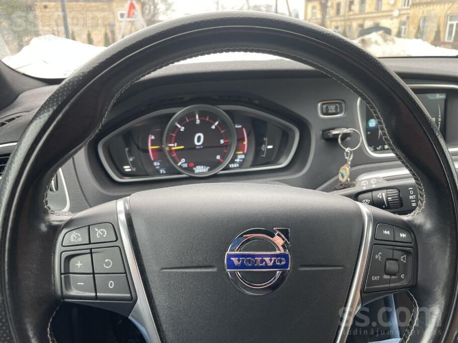 Red Volvo V40 2016 in Riga, with an engine capacity of 2.00 L and mileage of 268 thousand km for 6500 €, photo 4 on AUTOMOTO.COM.LV