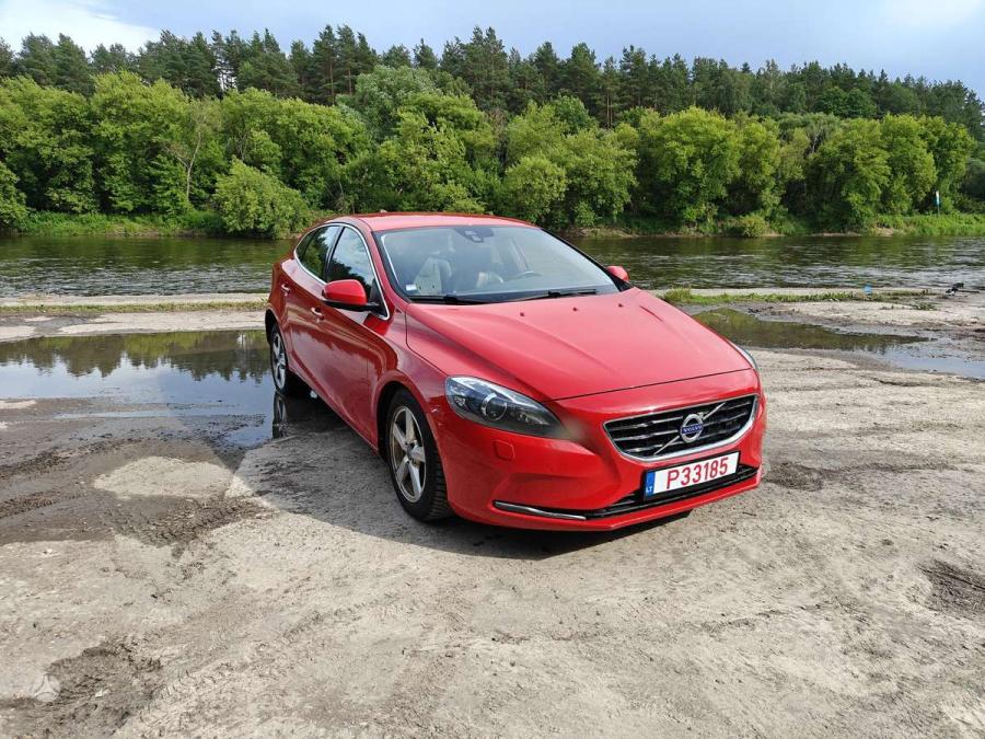 Red Volvo V40 2016 in Vilnius, with an engine capacity of 1.97 L and mileage of 325 thousand km for 4400 €, photo 3 on AUTOMOTO.COM.LV