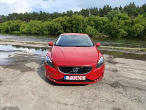 Red Volvo V40 2016 in Vilnius, with an engine capacity of 1.97 L and mileage of 325 thousand km for 4400 €, photo 4 on AUTOMOTO.COM.LV