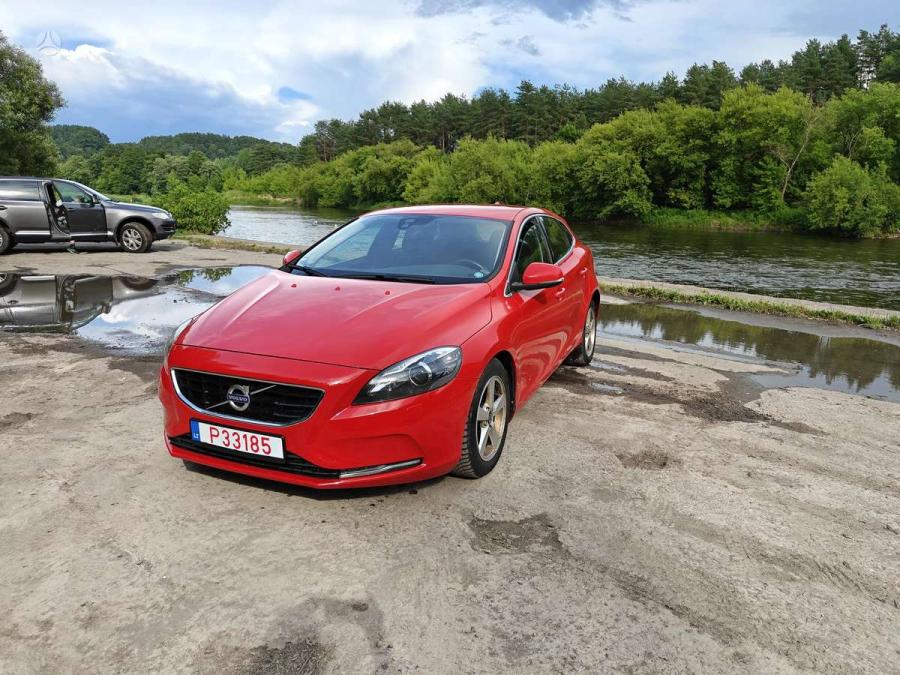Red Volvo V40 2016 in Vilnius, with an engine capacity of 1.97 L and mileage of 325 thousand km for 4400 €, photo 5 on AUTOMOTO.COM.LV