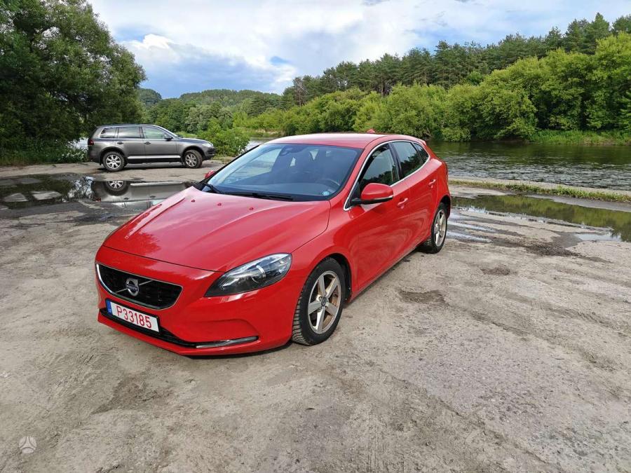 Red Volvo V40 2016 in Vilnius, with an engine capacity of 1.97 L and mileage of 325 thousand km for 4400 €, photo 6 on AUTOMOTO.COM.LV