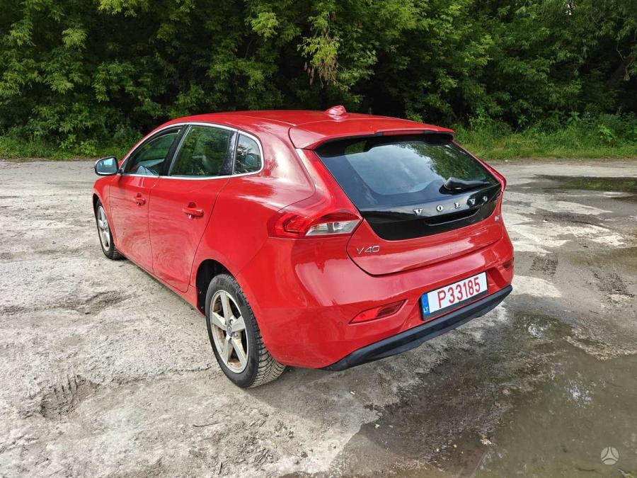 Red Volvo V40 2016 in Vilnius, with an engine capacity of 1.97 L and mileage of 325 thousand km for 4400 €, photo 7 on AUTOMOTO.COM.LV