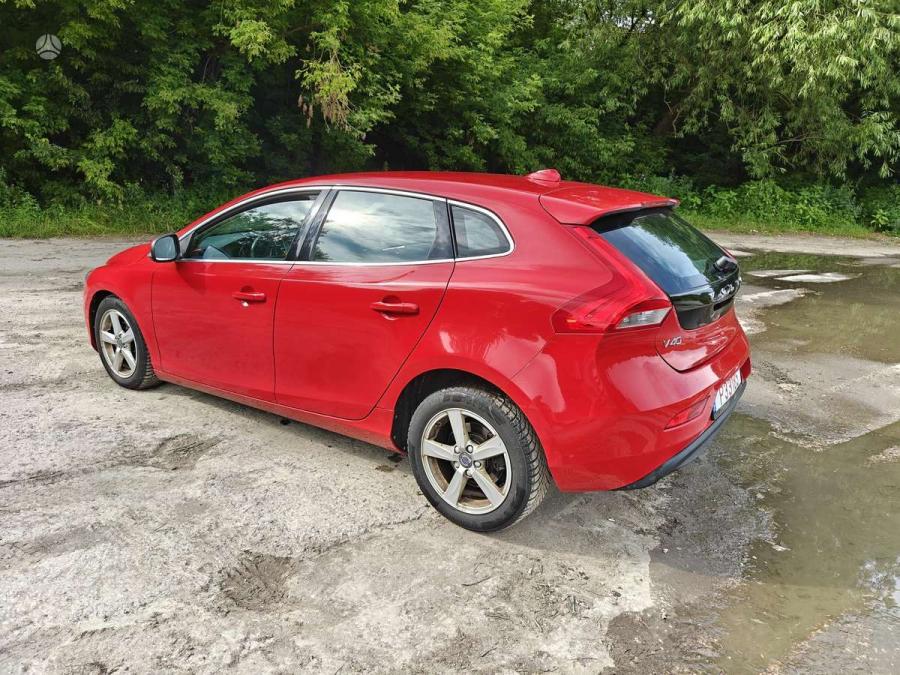 Red Volvo V40 2016 in Vilnius, with an engine capacity of 1.97 L and mileage of 325 thousand km for 4400 €, photo 8 on AUTOMOTO.COM.LV