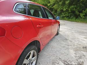 Red Volvo V40 2016 in Vilnius, with an engine capacity of 1.97 L and mileage of 325 thousand km for 4400 €, photo 12 on AUTOMOTO.COM.LV