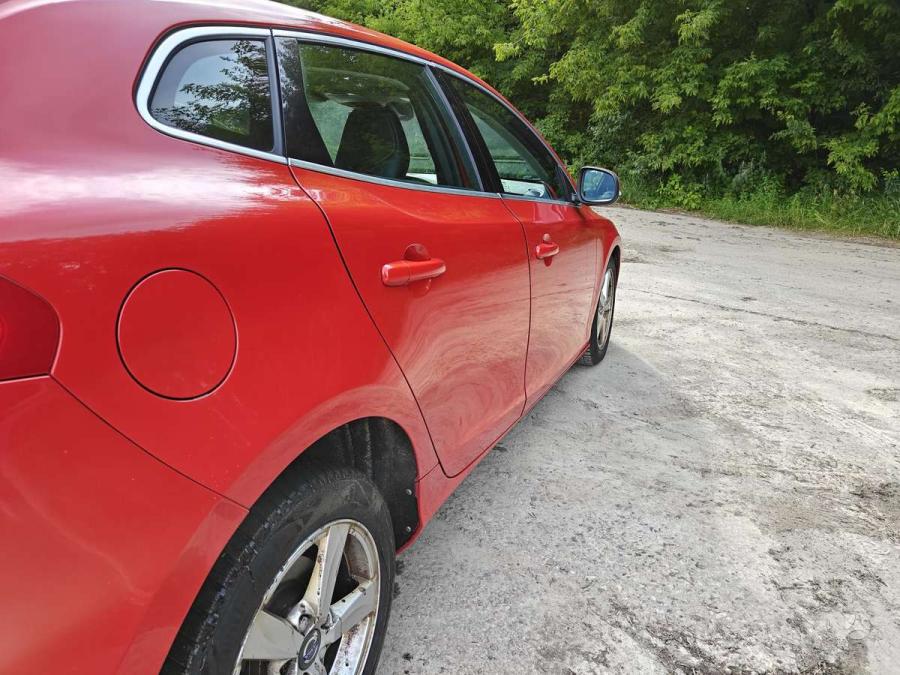 Red Volvo V40 2016 in Vilnius, with an engine capacity of 1.97 L and mileage of 325 thousand km for 4400 €, photo 12 on AUTOMOTO.COM.LV