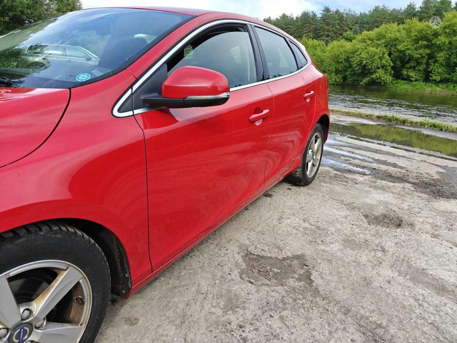 Red Volvo V40 2016 in Vilnius, with an engine capacity of 1.97 L and mileage of 325 thousand km for 4400 €, photo 13 on AUTOMOTO.COM.LV