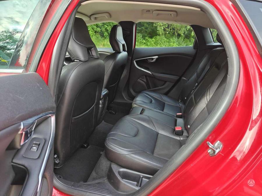 Red Volvo V40 2016 in Vilnius, with an engine capacity of 1.97 L and mileage of 325 thousand km for 4400 €, photo 15 on AUTOMOTO.COM.LV