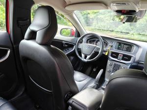 Red Volvo V40 2016 in Vilnius, with an engine capacity of 1.97 L and mileage of 325 thousand km for 4400 €, photo 16 on AUTOMOTO.COM.LV