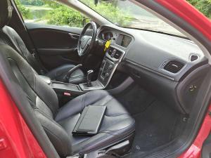 Red Volvo V40 2016 in Vilnius, with an engine capacity of 1.97 L and mileage of 325 thousand km for 4400 €, photo 17 on AUTOMOTO.COM.LV