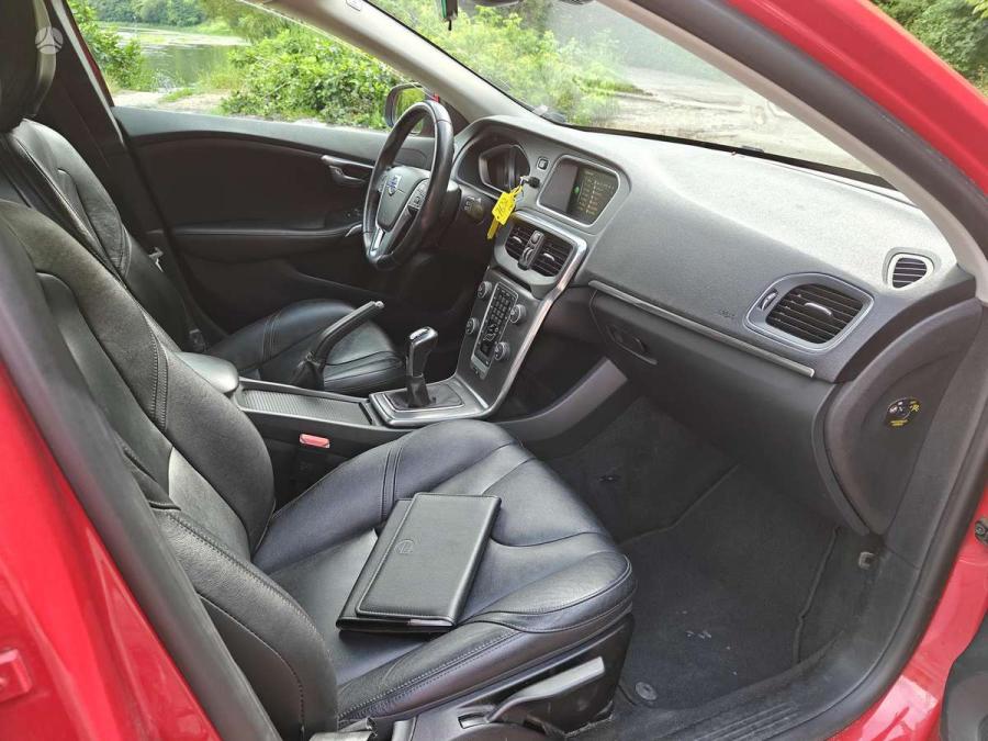 Red Volvo V40 2016 in Vilnius, with an engine capacity of 1.97 L and mileage of 325 thousand km for 4400 €, photo 17 on AUTOMOTO.COM.LV