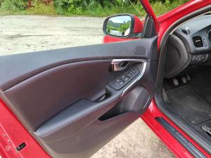 Red Volvo V40 2016 in Vilnius, with an engine capacity of 1.97 L and mileage of 325 thousand km for 4400 €, photo 22 on AUTOMOTO.COM.LV