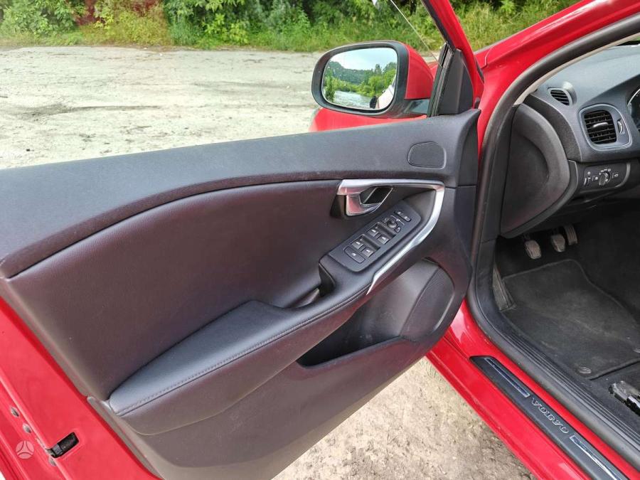 Red Volvo V40 2016 in Vilnius, with an engine capacity of 1.97 L and mileage of 325 thousand km for 4400 €, photo 22 on AUTOMOTO.COM.LV