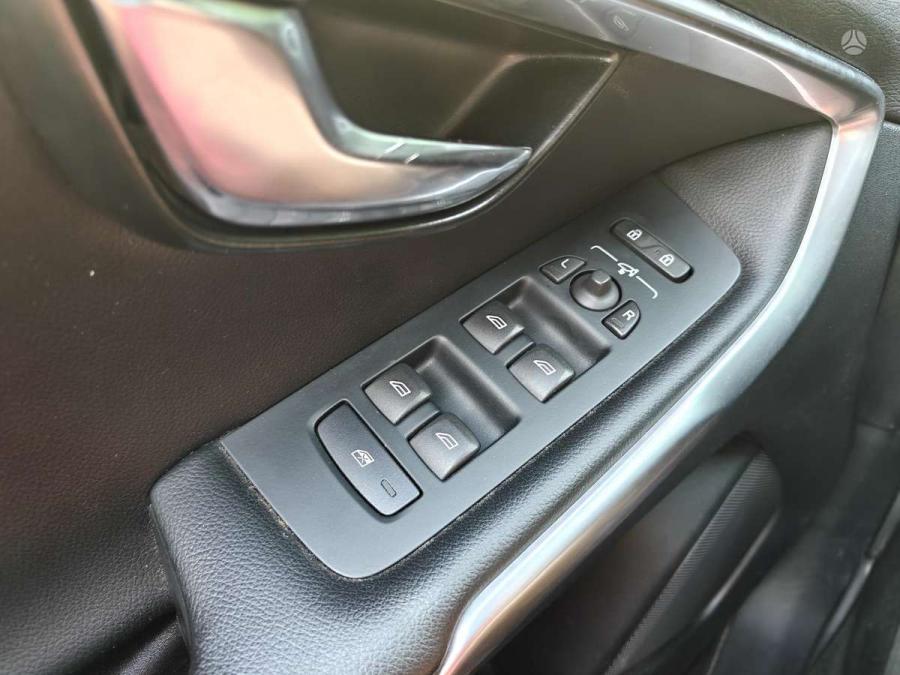 Red Volvo V40 2016 in Vilnius, with an engine capacity of 1.97 L and mileage of 325 thousand km for 4400 €, photo 23 on AUTOMOTO.COM.LV