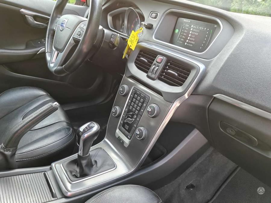 Red Volvo V40 2016 in Vilnius, with an engine capacity of 1.97 L and mileage of 325 thousand km for 4400 €, photo 24 on AUTOMOTO.COM.LV