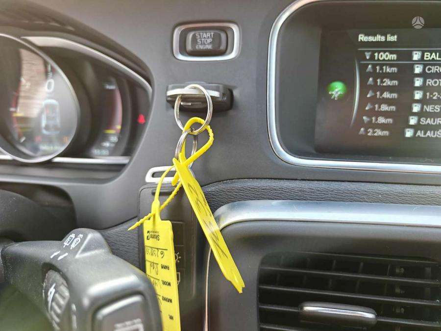 Red Volvo V40 2016 in Vilnius, with an engine capacity of 1.97 L and mileage of 325 thousand km for 4400 €, photo 25 on AUTOMOTO.COM.LV