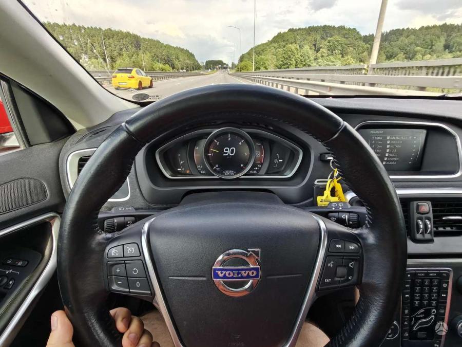 Red Volvo V40 2016 in Vilnius, with an engine capacity of 1.97 L and mileage of 325 thousand km for 4400 €, photo 26 on AUTOMOTO.COM.LV