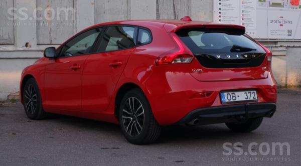 Red Volvo V40 2017 in Riga, with an engine capacity of 2.00 L and mileage of 184 thousand km for 7500 €, photo 4 on AUTOMOTO.COM.LV