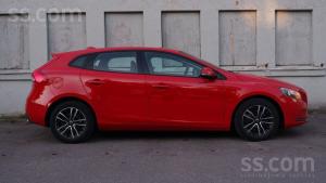 Red Volvo V40 2017 in Riga, with an engine capacity of 2.00 L and mileage of 184 thousand km for 7500 €, photo 7 on AUTOMOTO.COM.LV