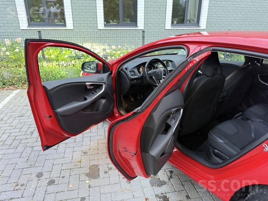 Sarkans Volvo V40 2017 Rīga, ar dzinēja tilpumu 2.00 L un nobraukumu 260 tūkst. km par 7980 €, foto 8 vietnē AUTOMOTO.COM.LV
