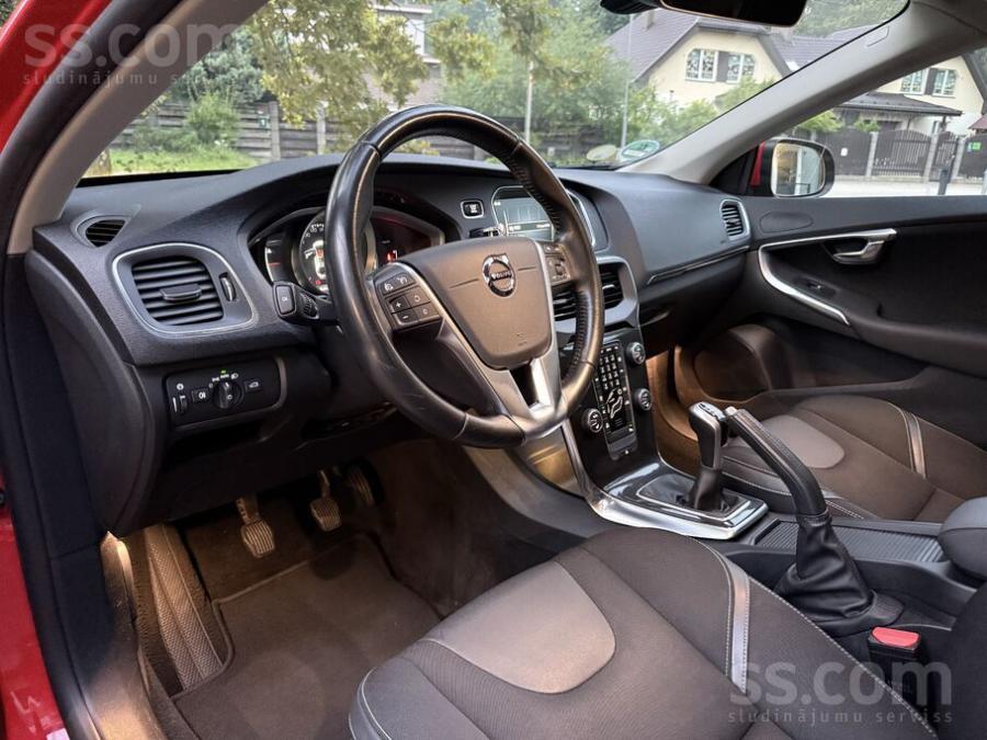 Sarkans Volvo V40 2017 Rīga, ar dzinēja tilpumu 2.00 L un nobraukumu 260 tūkst. km par 7980 €, foto 9 vietnē AUTOMOTO.COM.LV